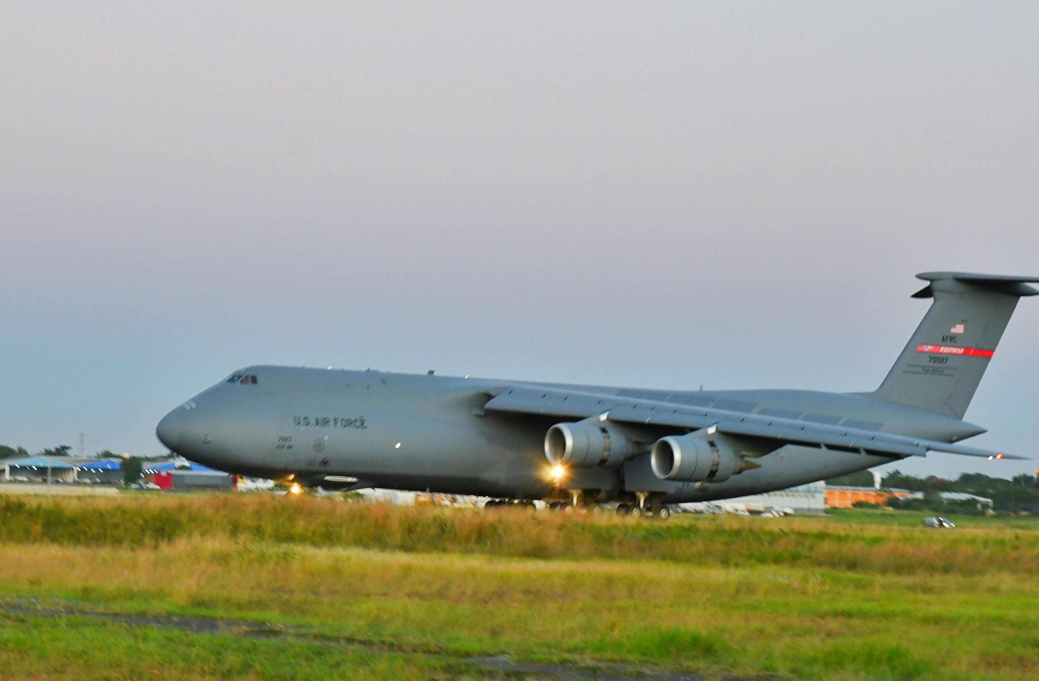 Imponente avión militar de los EE.UU llego con carga de 2 camiones ...